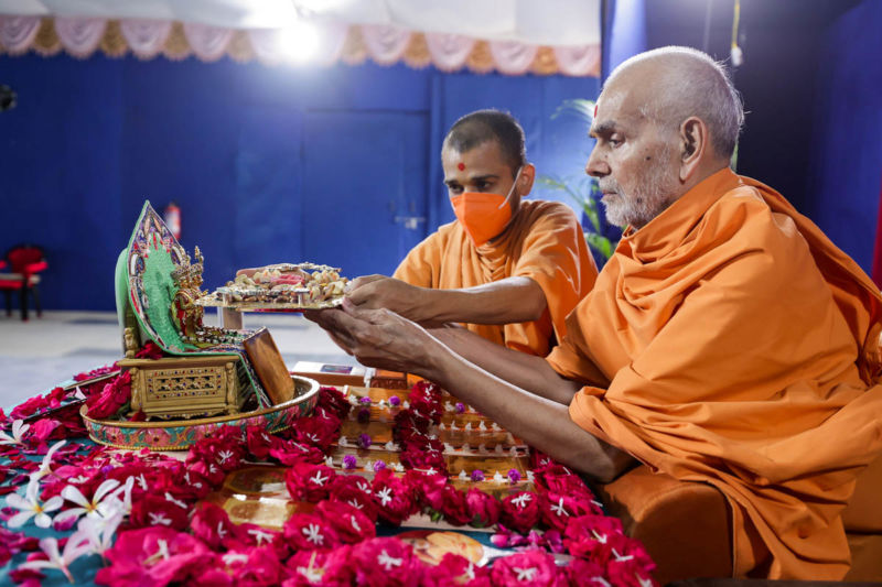 Puja Darshan - BAPS Swaminarayan Sanstha - North America